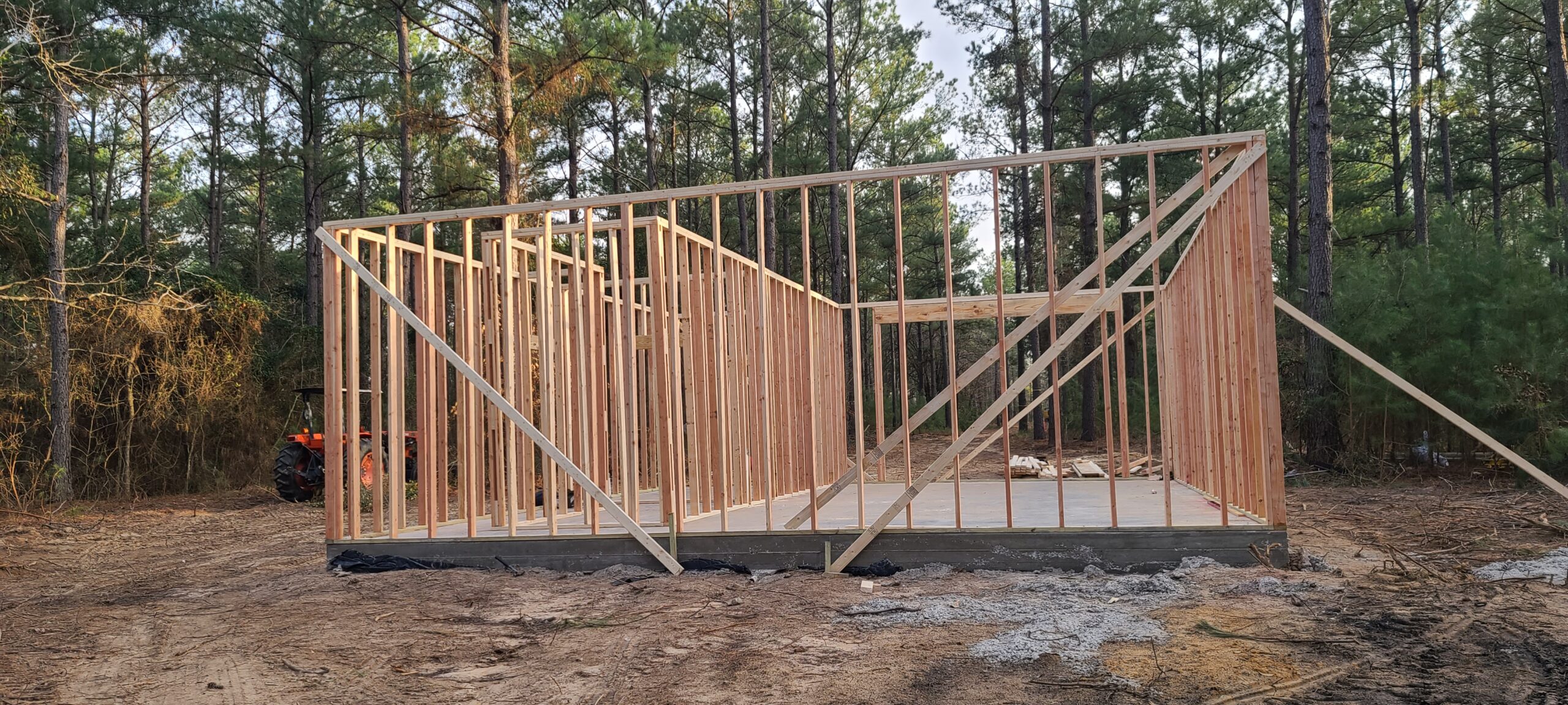 The Livery walls are going up! - rustictrails.net